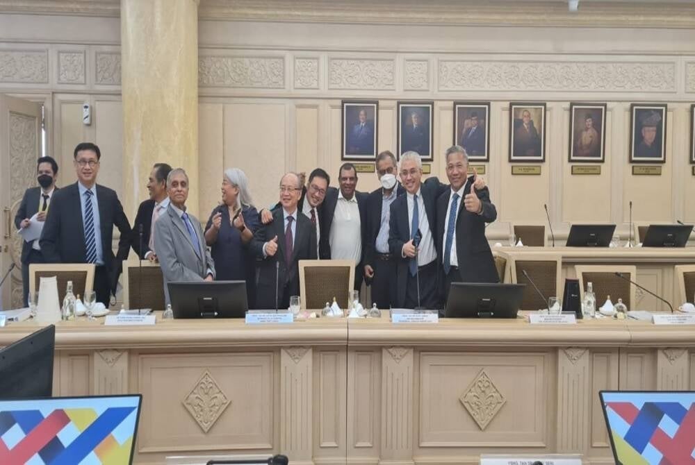 NRC members pose for photo, could it be their last meeting before GE15?