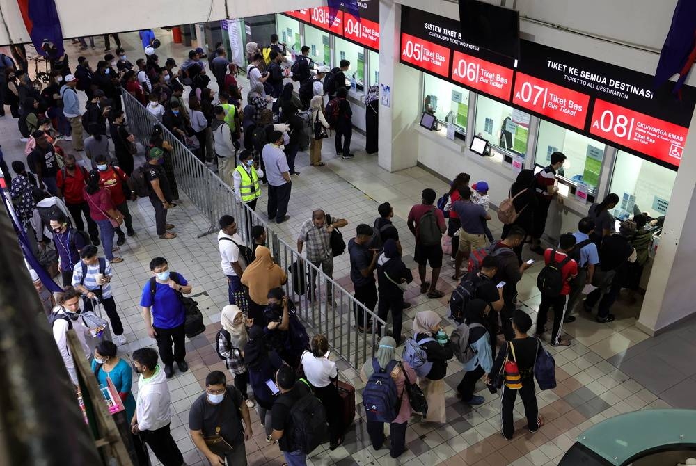 Crowds throng Larkin Sentral in 'balik undi' rush - Sinar Daily
