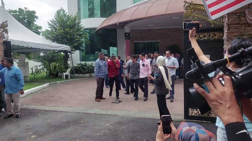 PH’s leaders all cheery at Anwar's office
