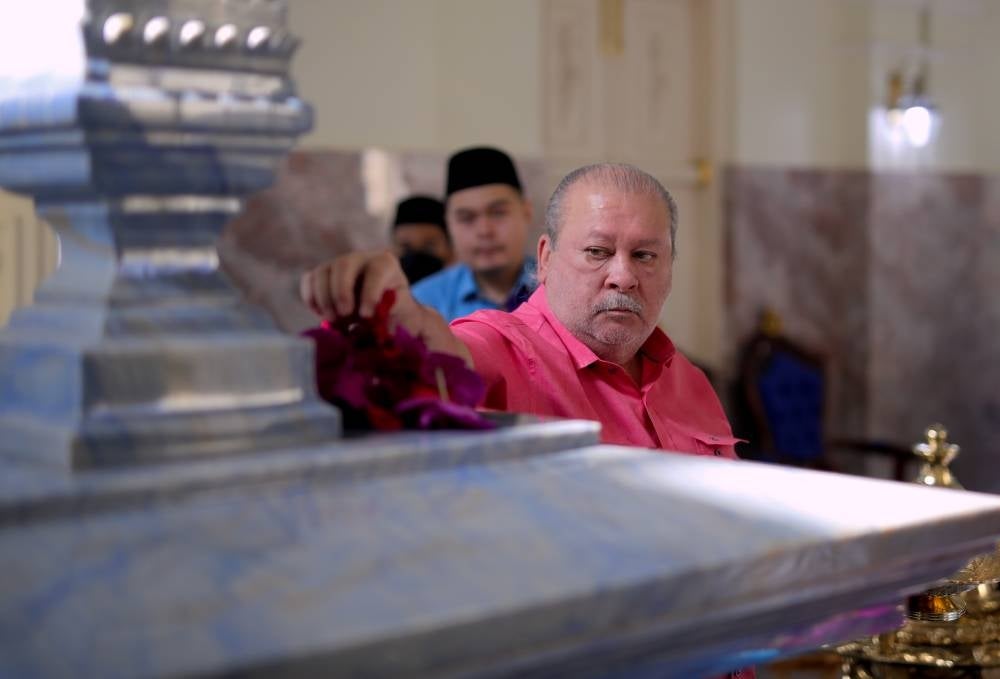 Sultan Ibrahim visits grave of Tunku Abdul Jalil - Sinar Daily