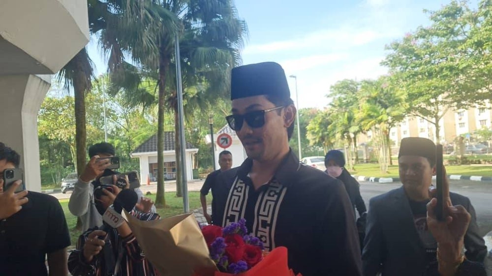 Flowers for Diana Danielle as sign of reconciliation - Farid - Sinar Daily