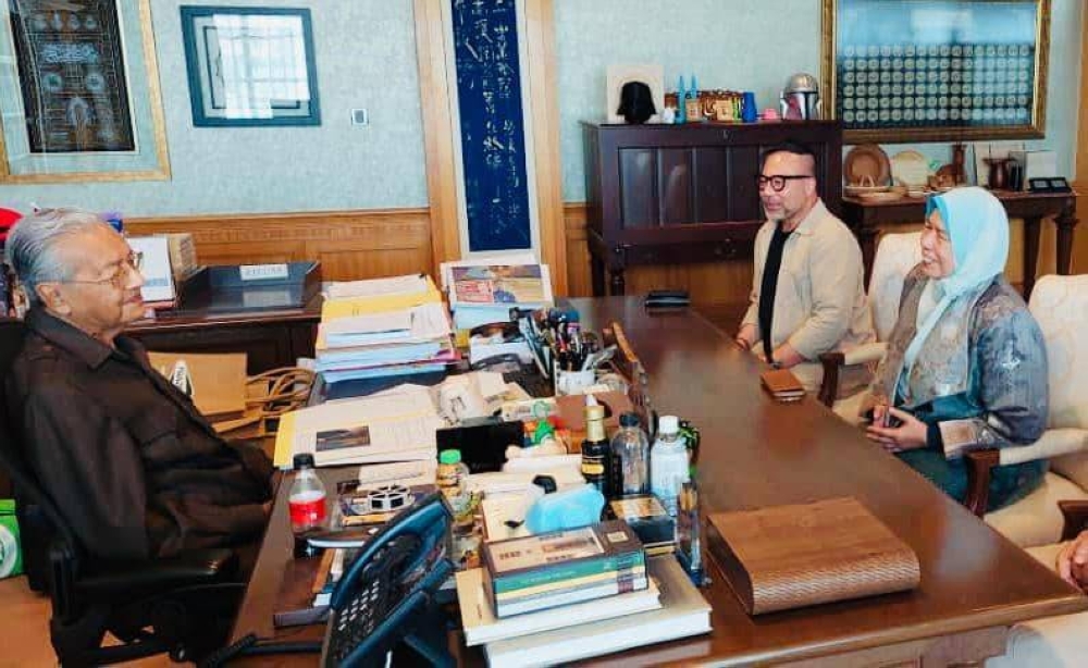 Zuraida now enters the chat, discuss Malay Proclamation with Tun M ...