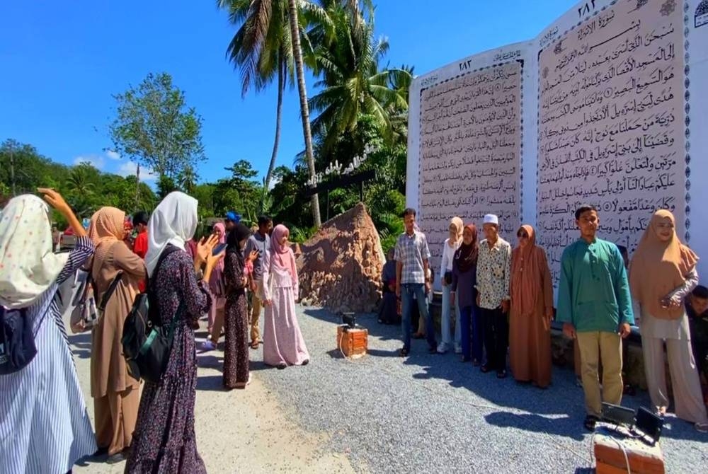Giant replica of the Quran continues to draw visitors to Yala, Thailand ...