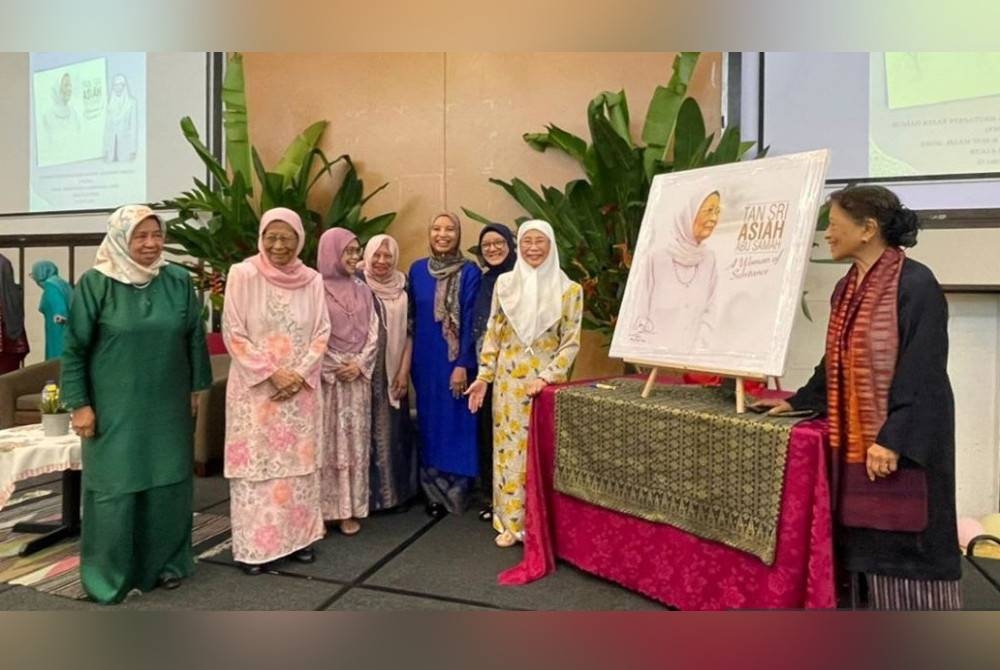 Wan Azizah launches ex-education DG Tan Sri Asiah Abu Samah's biography ...