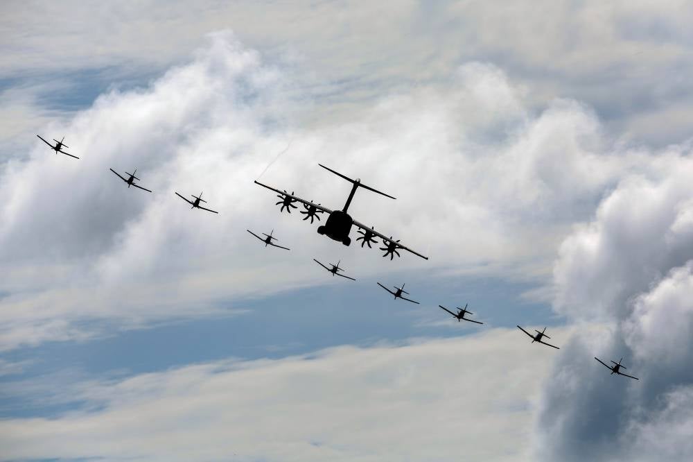 LIMA' 23 opens with air show by more than 70 aircraft - Sinar Daily