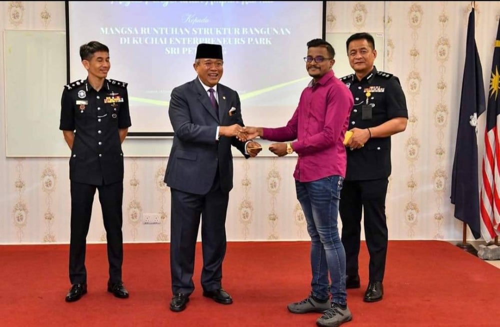 King sends donations to vehicle owners involved in Kuchai Lama roof ...