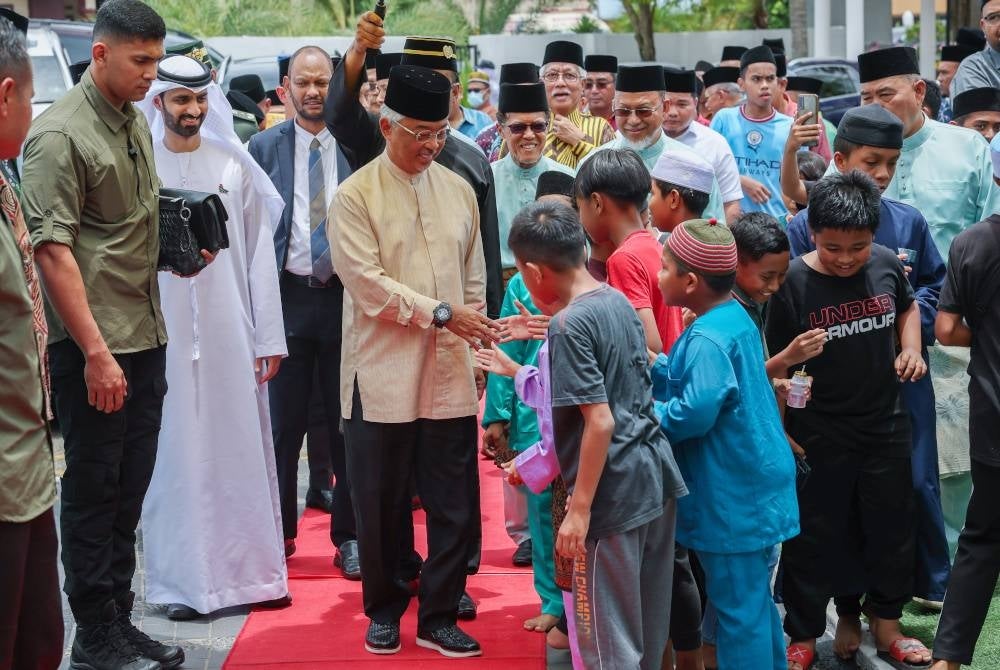 King presents house keys to eight recipients of Ru'Rasa homes in ...