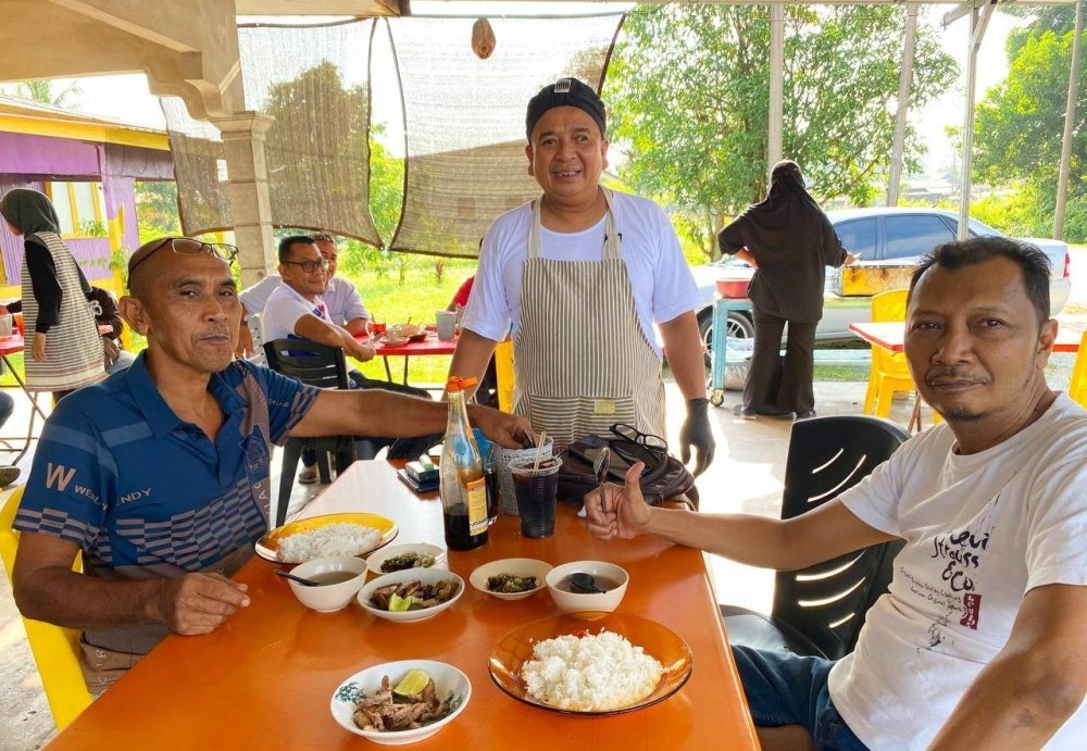 Unique breakfast: Fancy some rice with cow's tongue, testicles? - Sinar ...