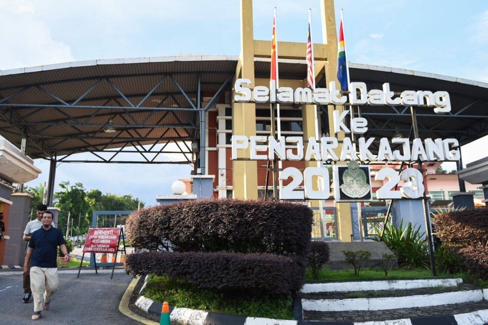 Ex-cop released from prison after serving sentence for murder of Along ...