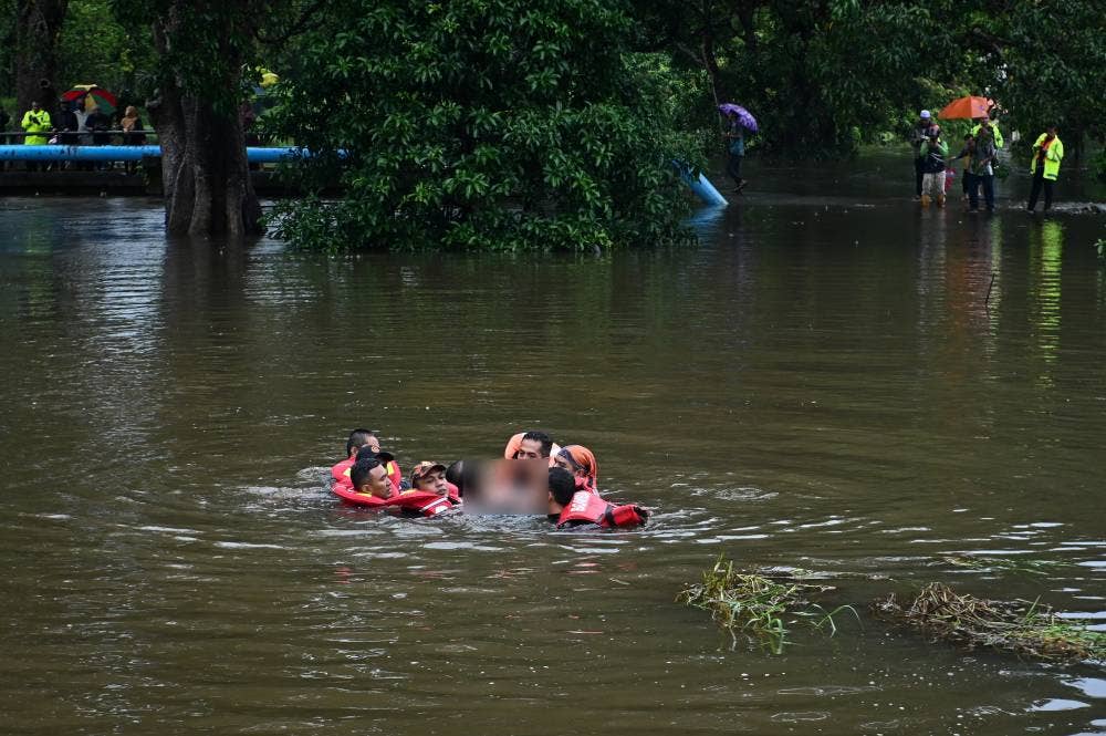 Body of boy who fell into Sungai Tok Hakim found - Sinar Daily