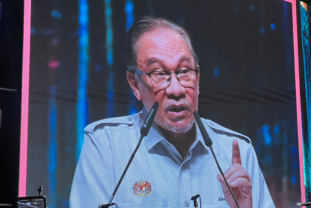 Civil servants' pay to increase more than 13 per cent - Anwar - Sinar Daily