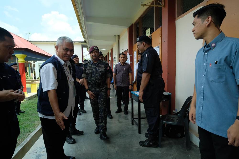 KKB by-election: IGP visits polling centre at SMKKKB - Sinar Daily