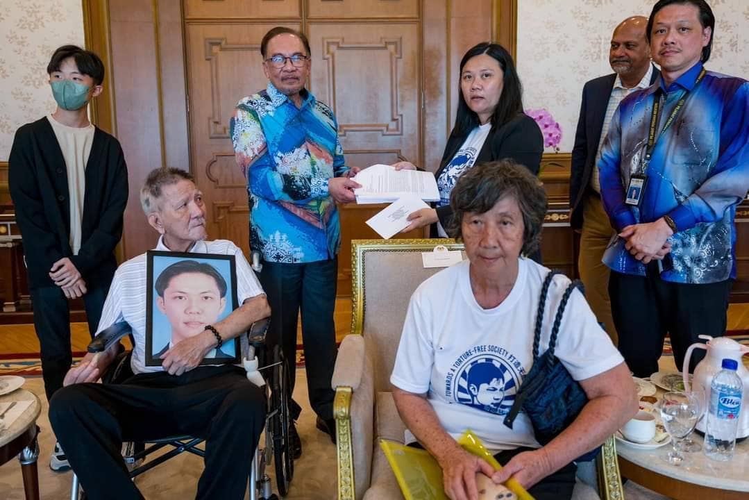 Anwar finally meets Teoh Beng Hock’s family, govt to reopen ...