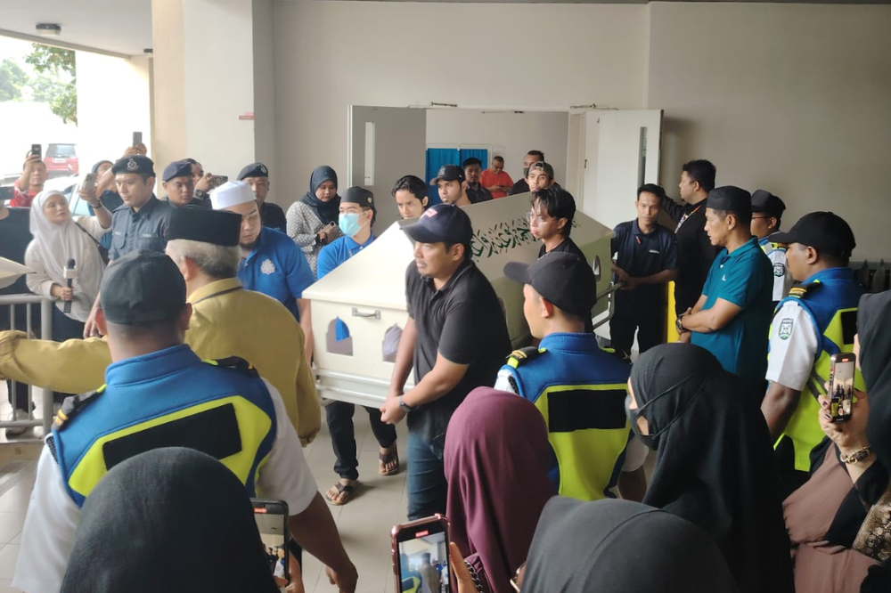 Rain falls on Nidza's final farewell - Sinar Daily