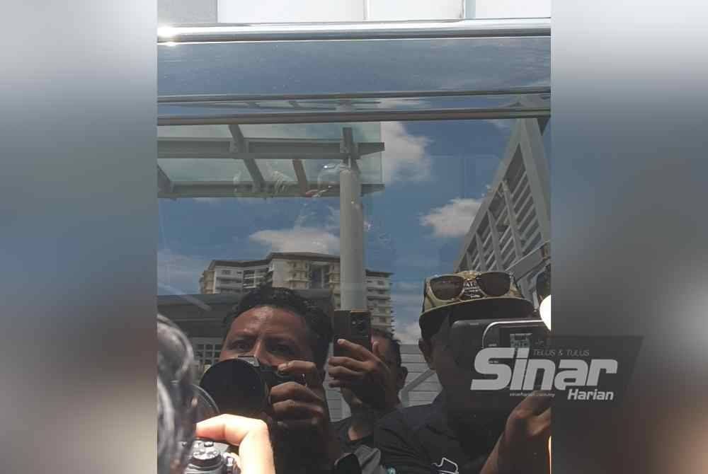 FashionValet: Vivy and Fadzarudin arrive at MACC for questioning ...