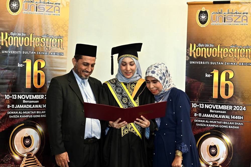 Illiterate parents inspire Royal Education Award recipient - Sinar Daily