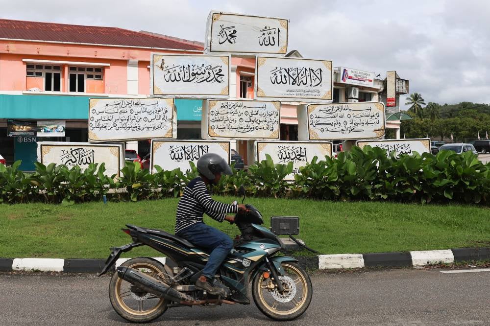 Marble stones inscribed with holy verses a new attraction in Gua Musang ...