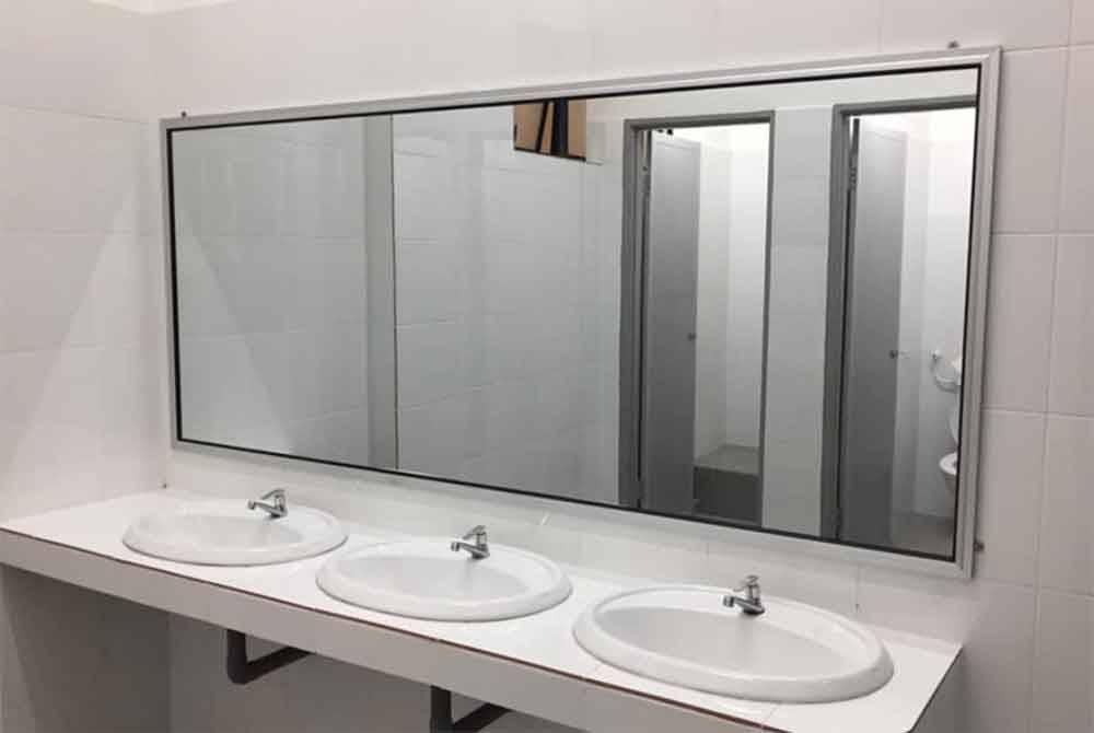 School removes mirrors in toilets to prevent students from loitering ...