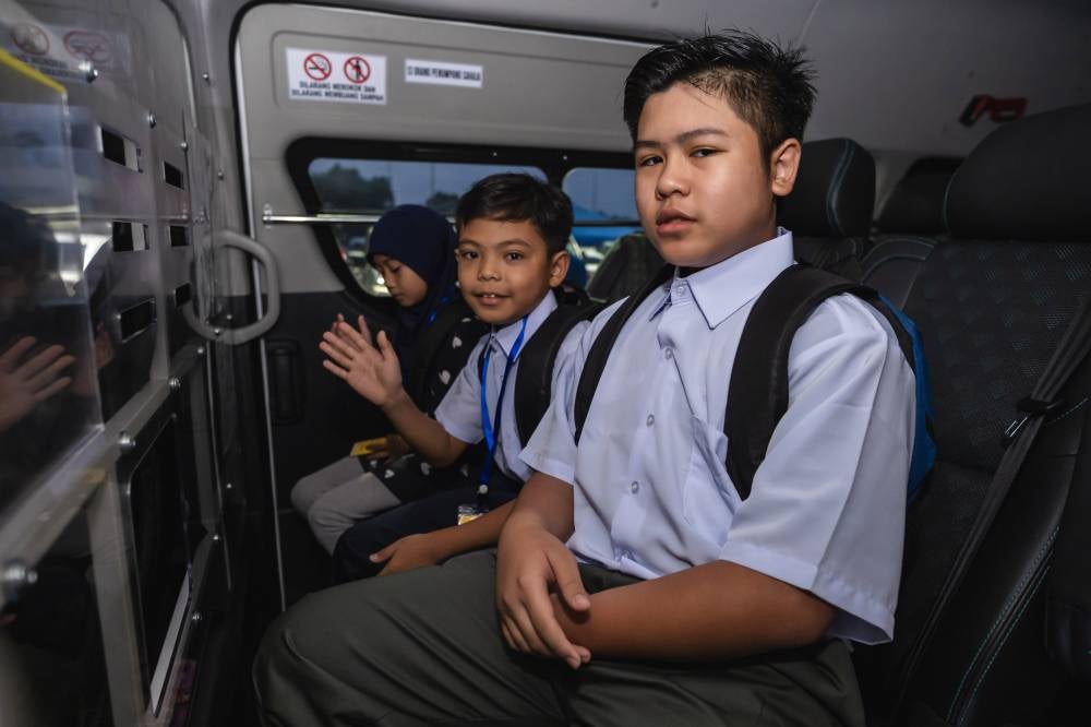 Putra Heights fire does not break children's spirit to go to school - Sinar Daily