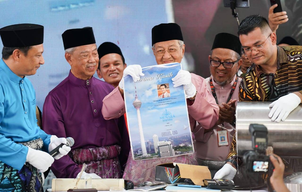 Emotional moment for Tun M as he unseals Vision 2020 time capsule after ...