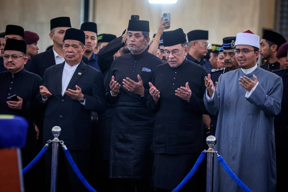 Anwar pays last respects to Tun Abdullah at National Mosque - Sinar Daily