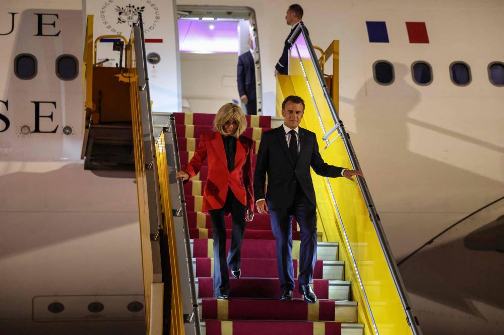 Macron's office downplays plane incident with wife - Sinar Daily