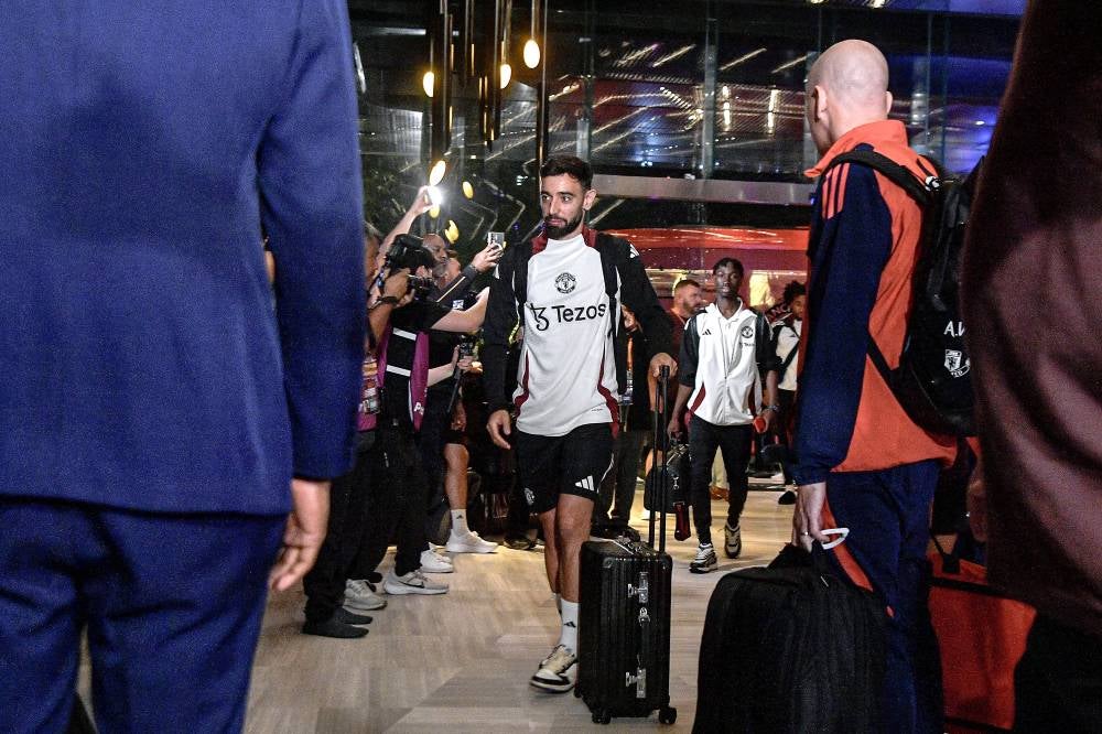 Red Devils touch down in KL for Asean All-Stars friendly - Sinar Daily
