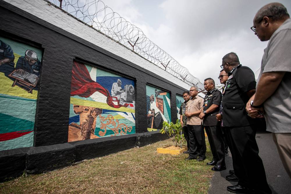 80 metre mural depicts daily life inside Batu Gajah Prison - Sinar Daily