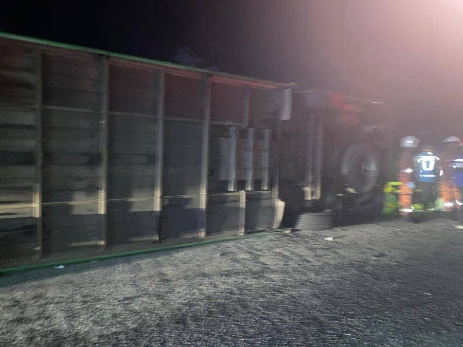 15 dead in UPSI student bus-MPV crash on East-West Highway - APM ...