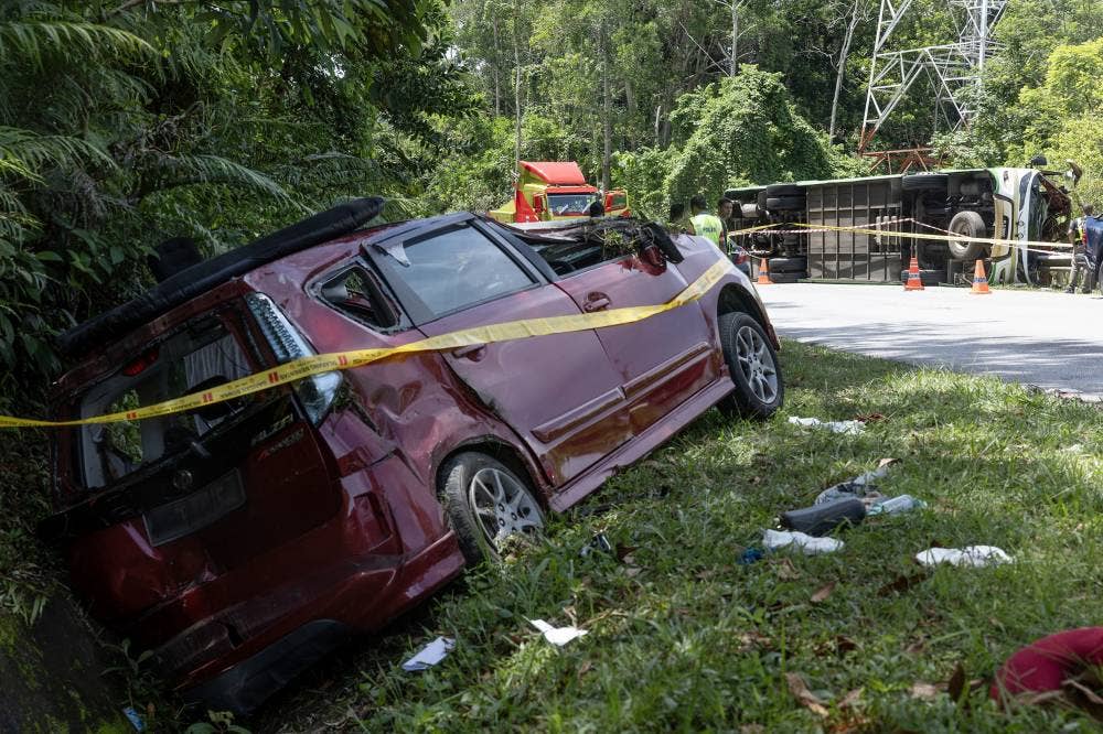 UPSI bus tragedy: Firemen forced to cut rear section to rescue victims ...