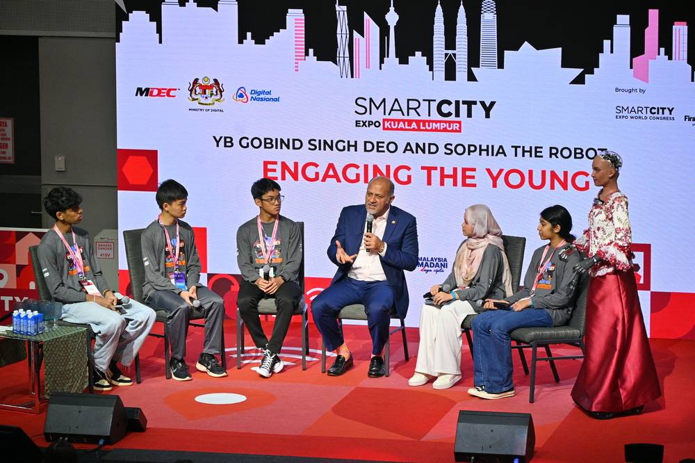 Digital Minister answers AI Robot Sophia's question: Equitable access ...