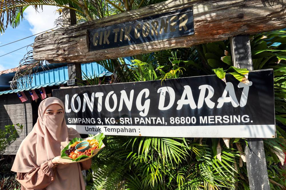 ‘Lontong Darat’ draws crowds to Mersing eatery - Sinar Daily