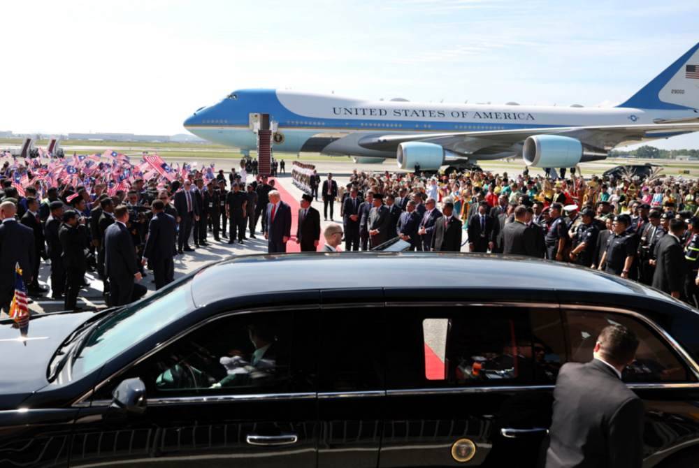 Trump arrives at KLCC in armoured limousine ‘The Beast’ - Sinar Daily