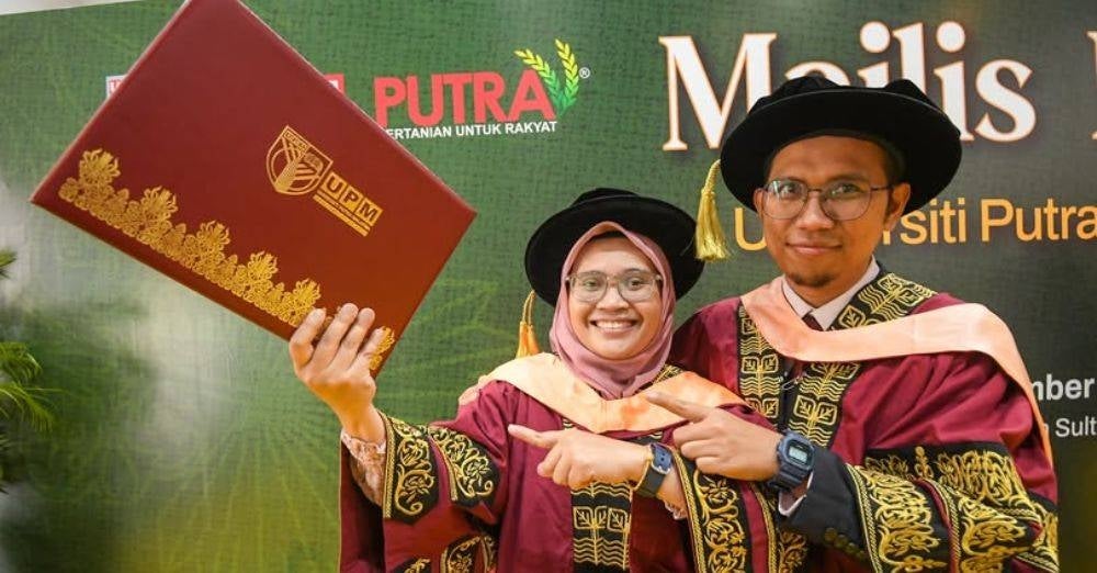 'Impian kami belajar & graduate bersama jadi kenyataan.' Suami isteri ...