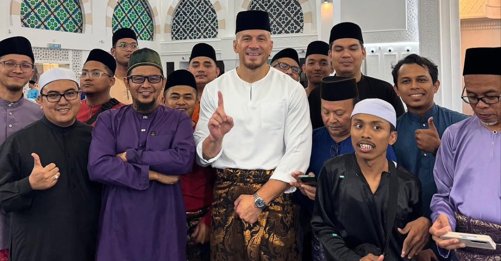 Kongsi momen berbuka puasa di Johor, telatah Sonny Bill Williams makan ...