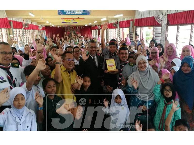 Budak suap adik makan terima anugerah - Sinar Harian