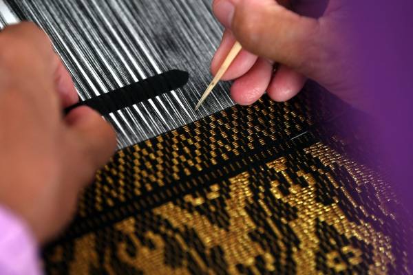 Rahsia 'menyolek' songket Sarawak - Sinar Harian