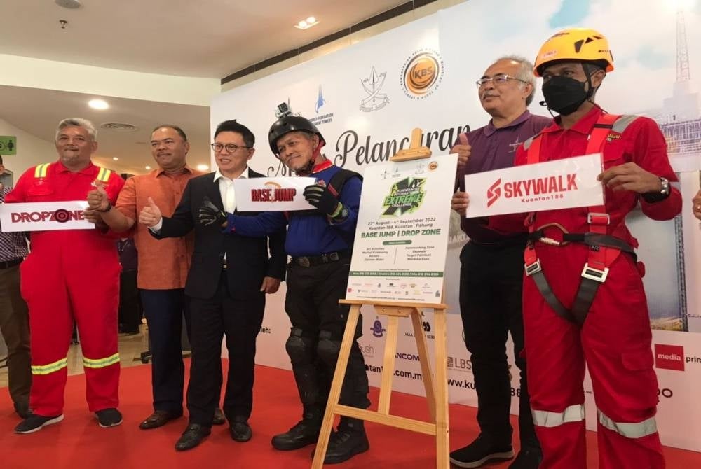 Merdeka: 18 penerjun buat 65 terjunan di Kuantan 188 - Sinar Harian