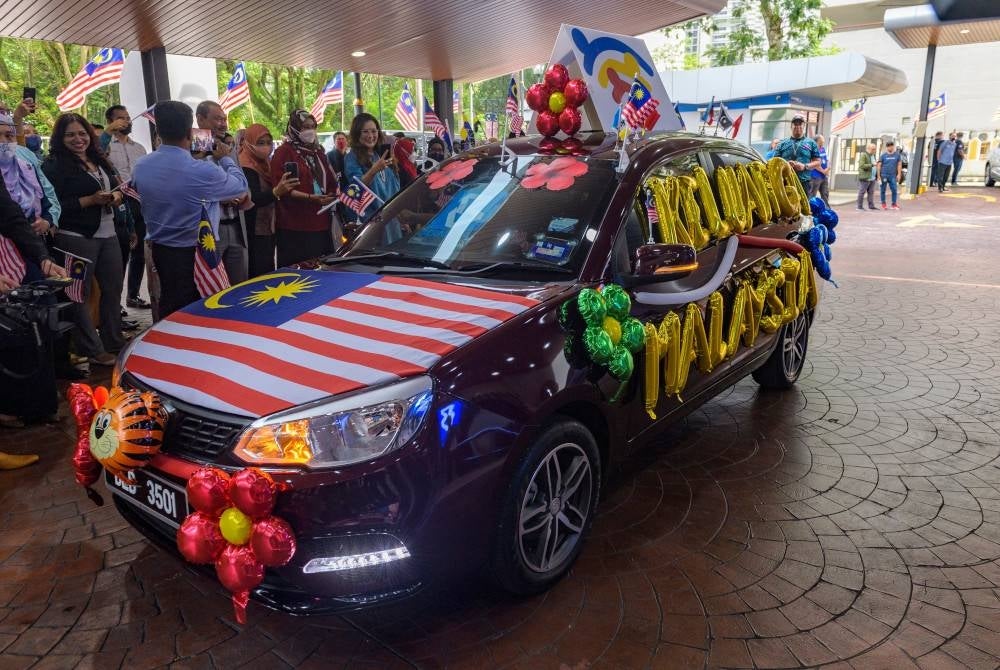 Hias kereta guna Jalur Gemilang, belon bawa tuah - Sinar Harian