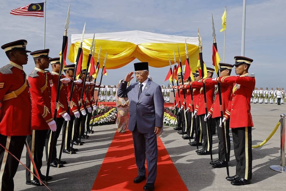 Agong, Permaisuri berangkat ke Singapura bagi lawatan negara - Sinar Harian