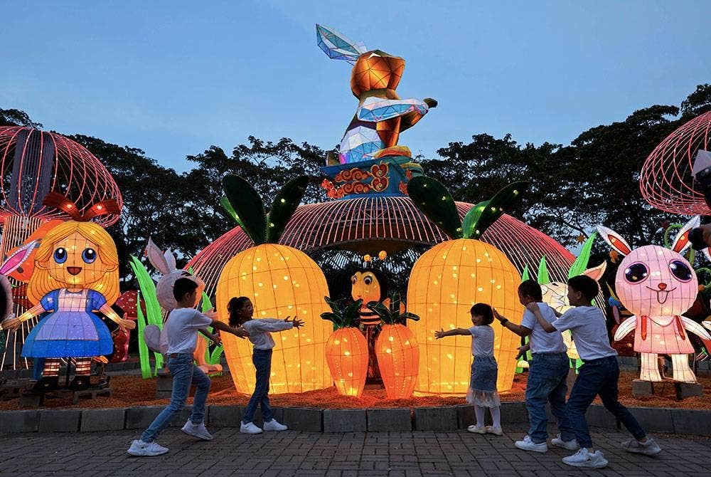 Replika Tanglung Dan Maskot Arnab - Sinar Harian