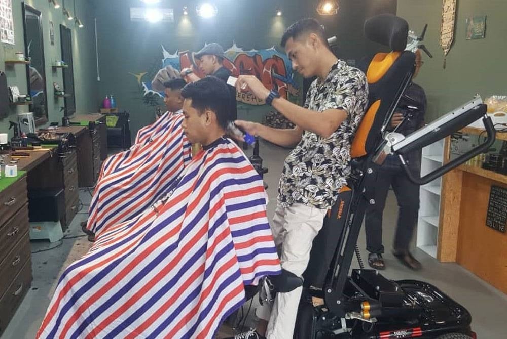 Bangkit daripada kemurungan, OKU buka kedai gunting - Sinar Harian