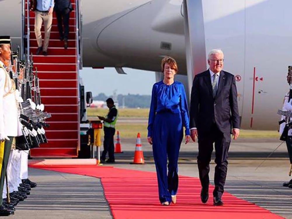 Presiden Jerman diberi sambutan negara di Dataran Parlimen - Sinar Harian