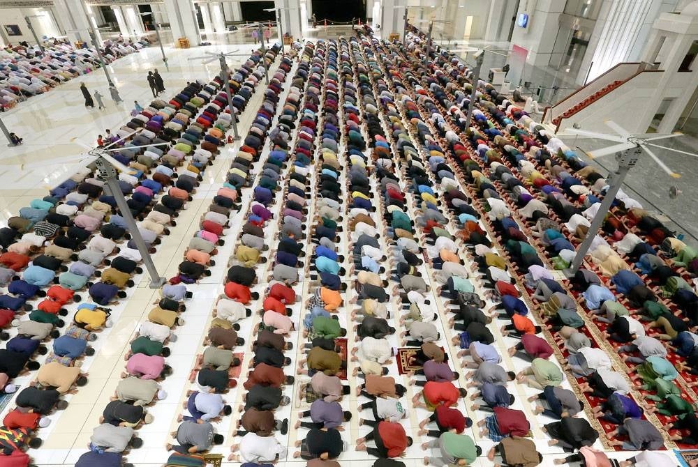 Ribuan umat Islam mula menunaikan solat tarawih - Sinar Harian