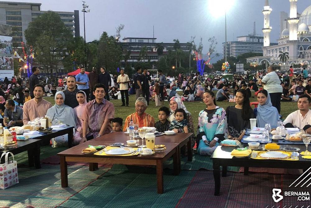 Agong, Permaisuri berbuka puasa di Padang MBK1 bersama rakyat - Sinar ...