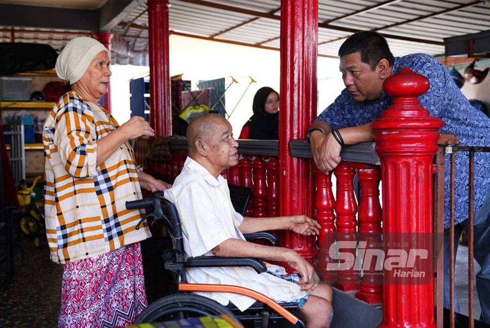 Karangkraf sumbang kerusi roda kepada pasangan warga emas - Sinar Harian