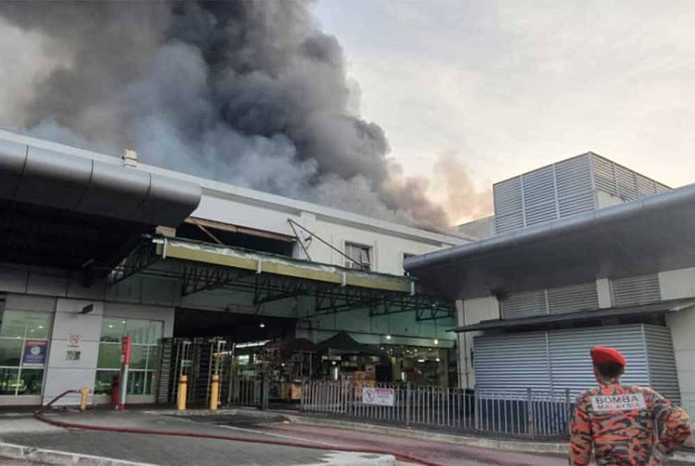 Empat kedai di Larkin Sentral terbakar - Sinar Harian