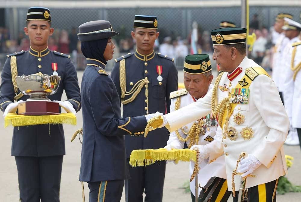 Sultan Kedah sempurnakan pengurniaan watikah tauliah pegawai kadet ATM ...