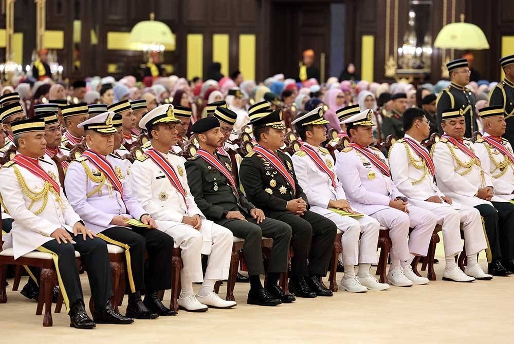 Agong kurnia 293 pingat kepada anggota tentera - Sinar Harian