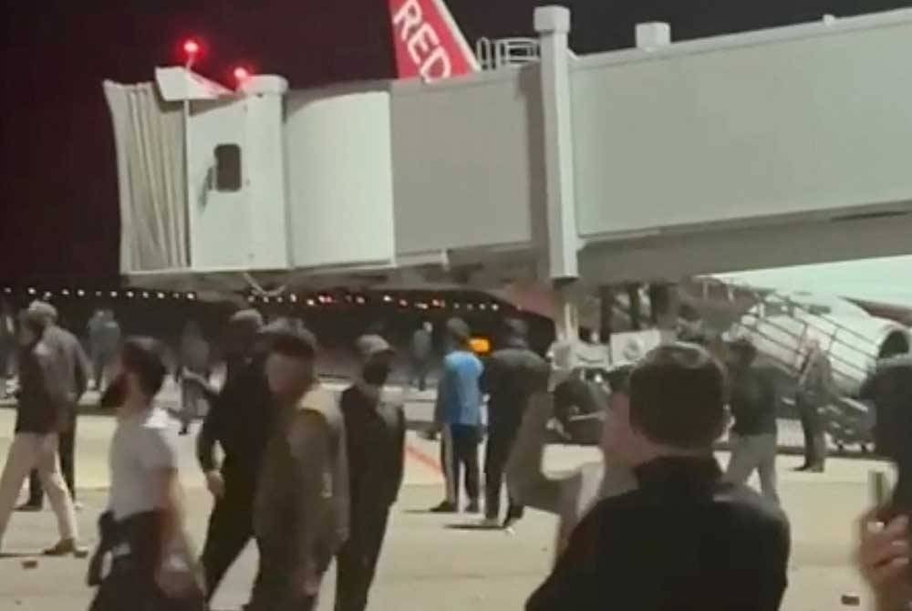 Perusuh serbu lapangan terbang Rusia, cari rakyat Israel - Sinar Harian